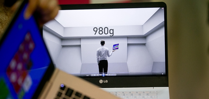 [포토]LG전자 "980g 노트북 보셨나요"